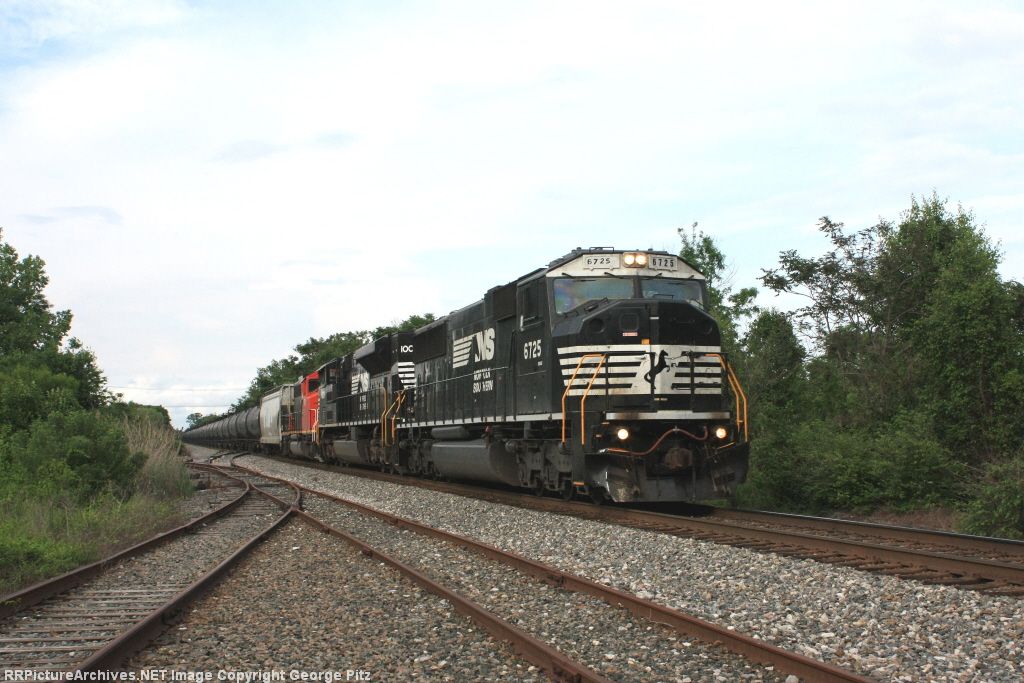 NS 6725 and CSX train K497